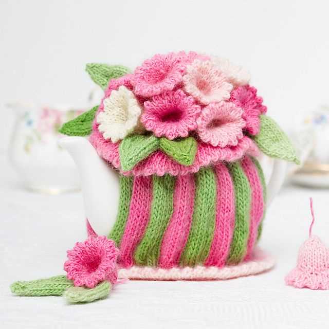 Cozy up with this free knitting pattern for a 2 cup tea cosy