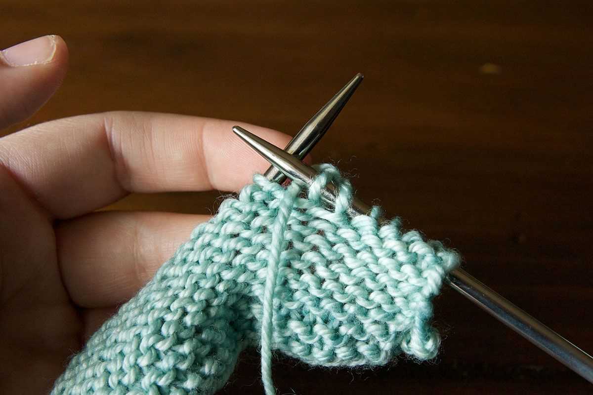 Alternating Knit and Purl Stitches: The Perfect Pattern for Beginners