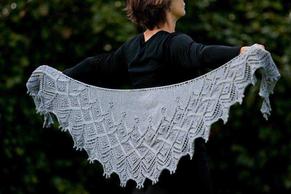 Cozy and Versatile: Knit Your Own Mobius Shawl with This Free Pattern