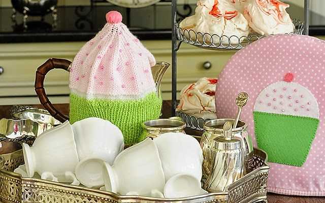 Cozy up your tea with this adorable cupcake knitting pattern for free
