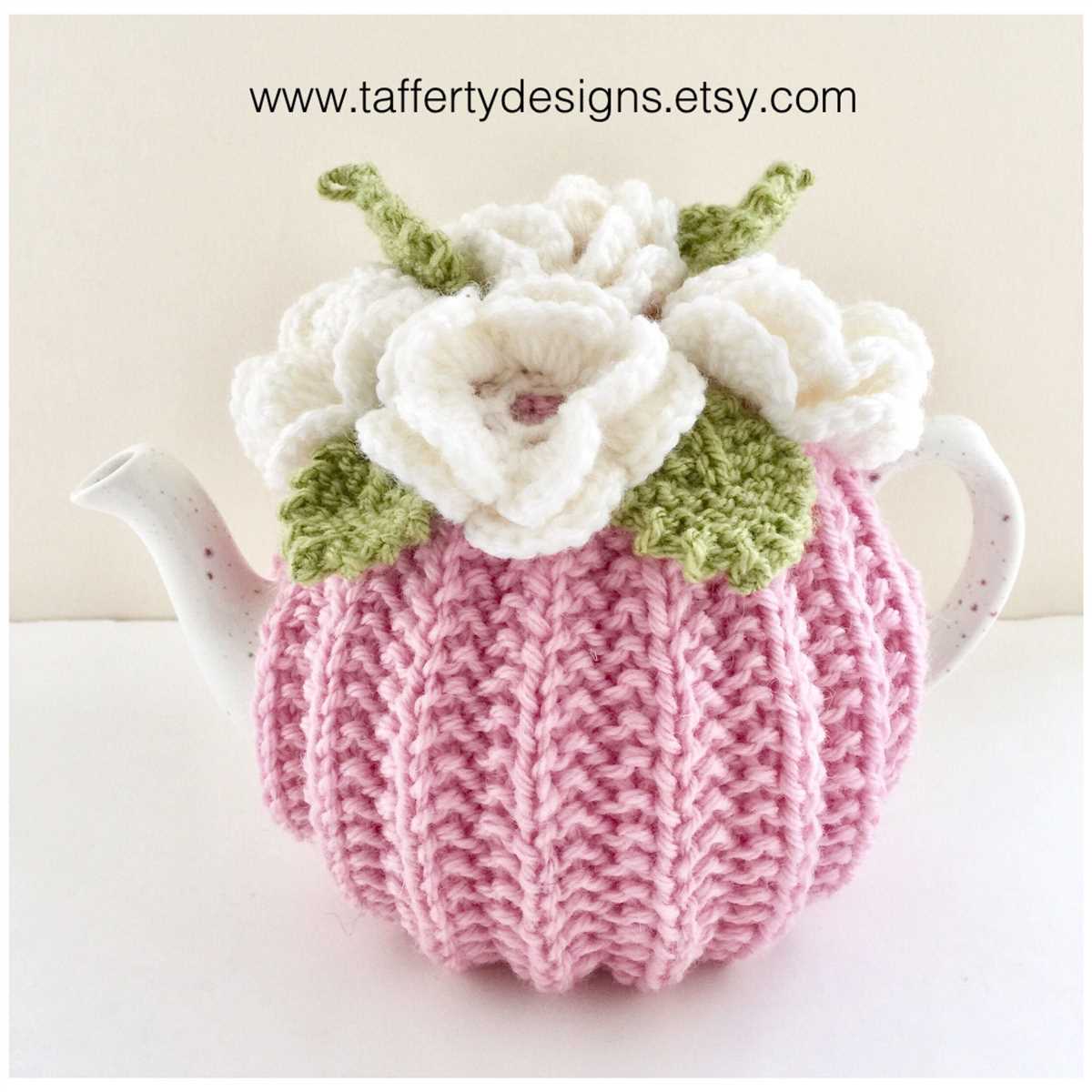 Cozy up with this free knitting pattern for a 2 cup tea cosy