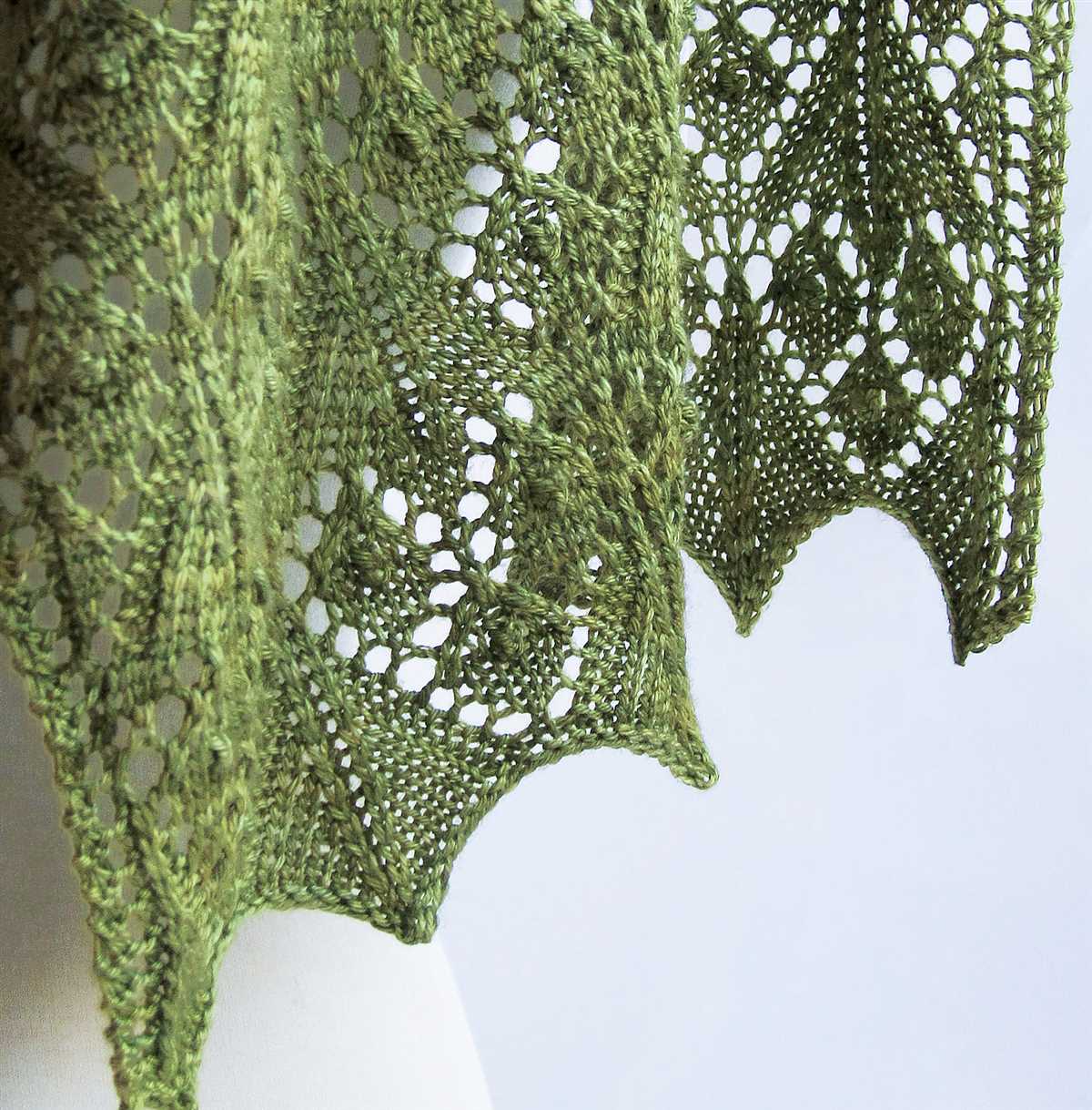 Get Creative with this Stunning Peacock Shawl Knitting Pattern