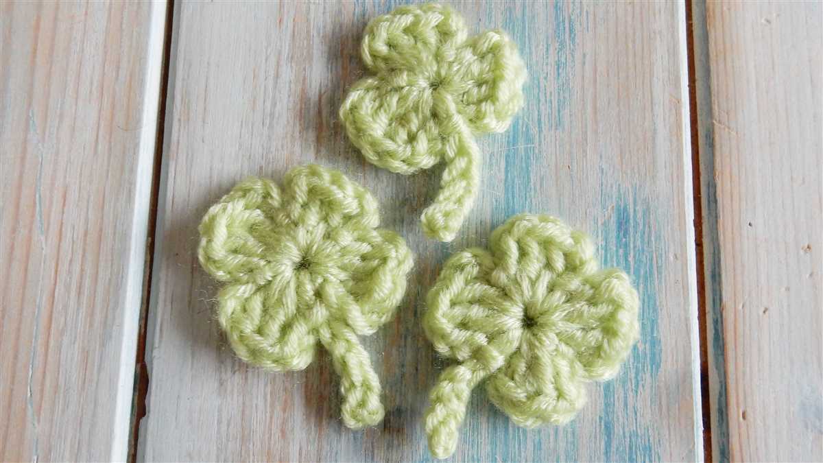 Simple pattern for knitting a shamrock