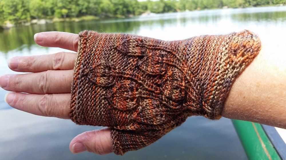 How to Make a Cozy Hand Muff: Knitting Pattern and Instructions