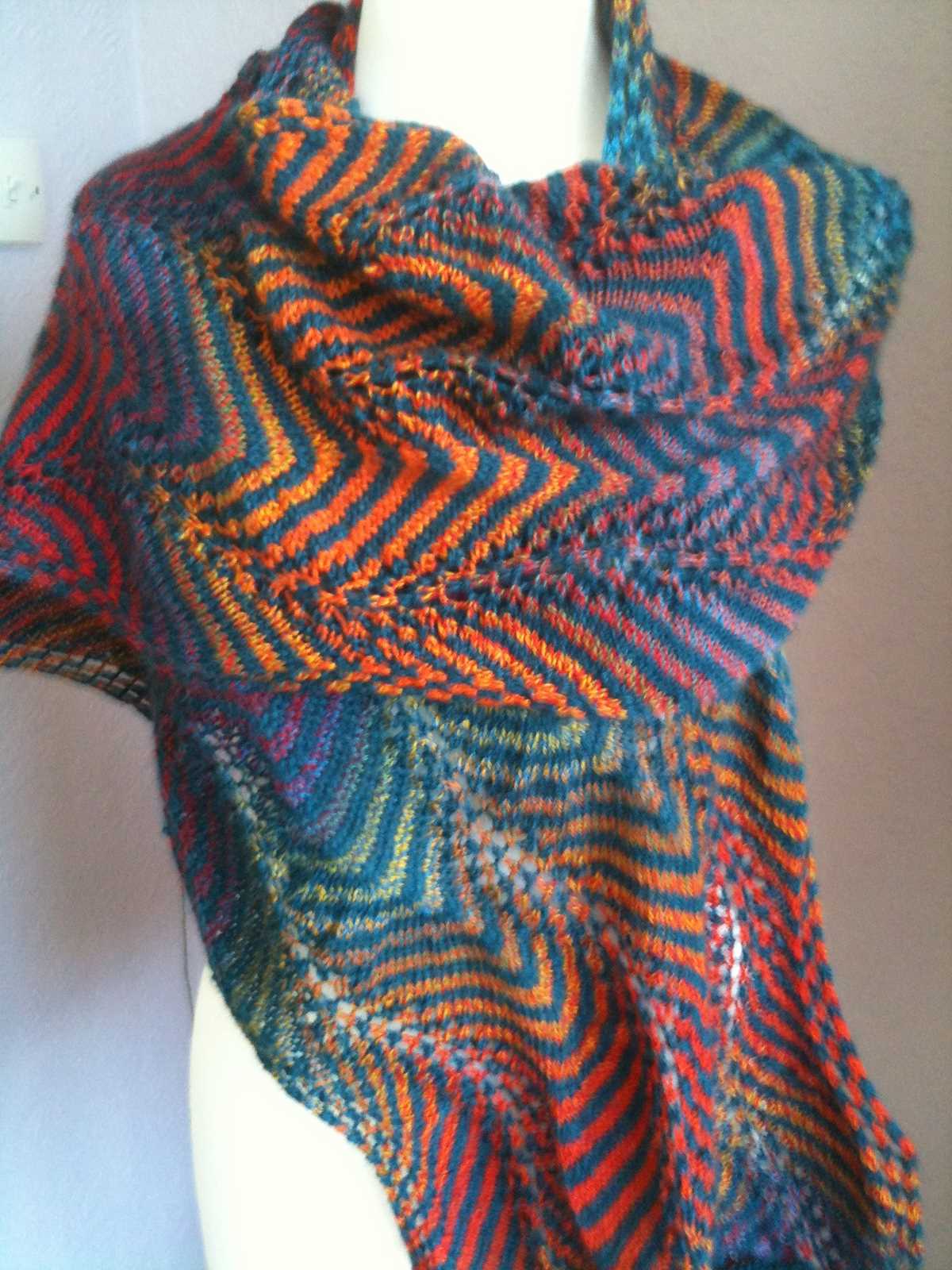 Knit a beautiful feather and fan cowl with this pattern!